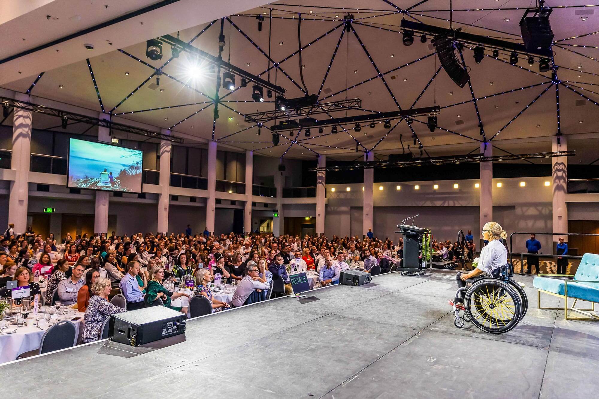 Crowd_Sam_Bloom_On_Stage_V2 | Sam Bloom